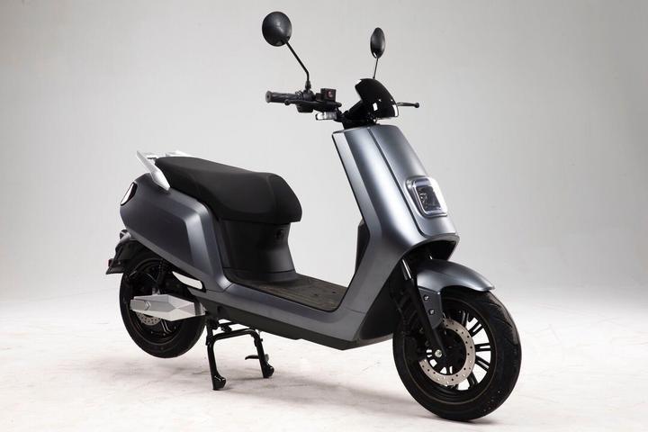 elmoped med 1450w/3120w børsteløs-motor. Rekkevidde : ca. 90km. 45 km/t ...
